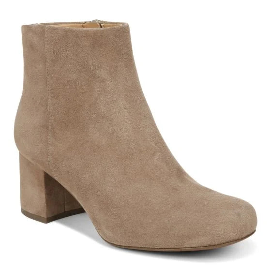 Chic and Timeless: A Guide to Chelsea Boots for Women - Shoreline Shoes